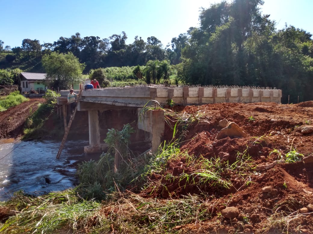 Realeza: Ponte sobre o Rio Sarandi na comunidade da Linha Saltinho está ...