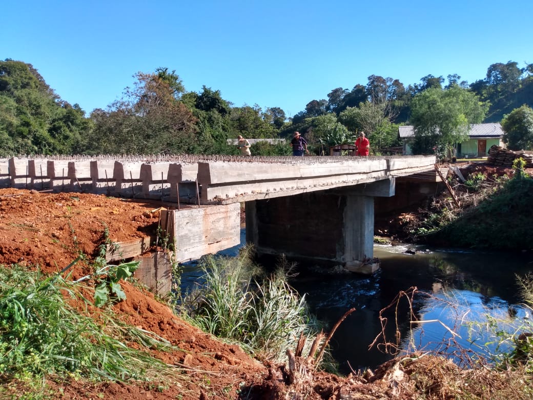 Realeza: Ponte sobre o Rio Sarandi na comunidade da Linha Saltinho está ...