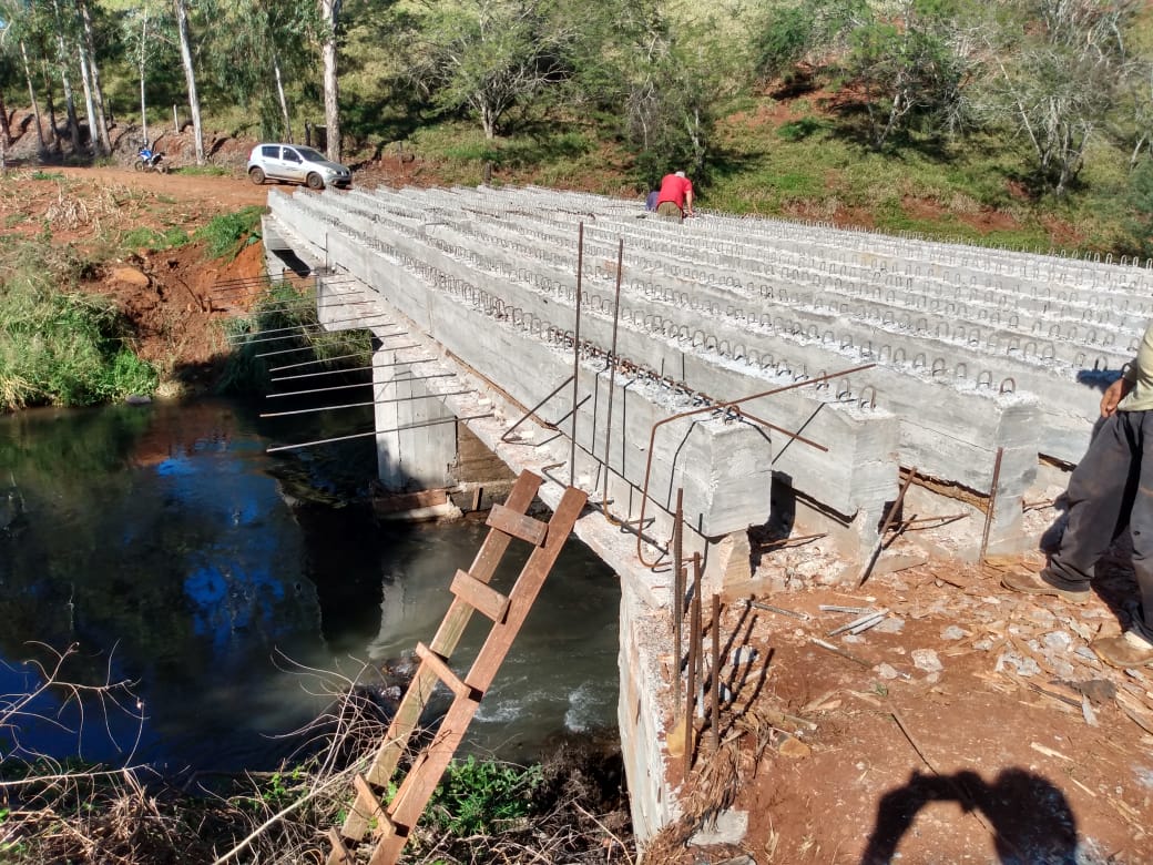 Realeza: Ponte sobre o Rio Sarandi na comunidade da Linha Saltinho está ...